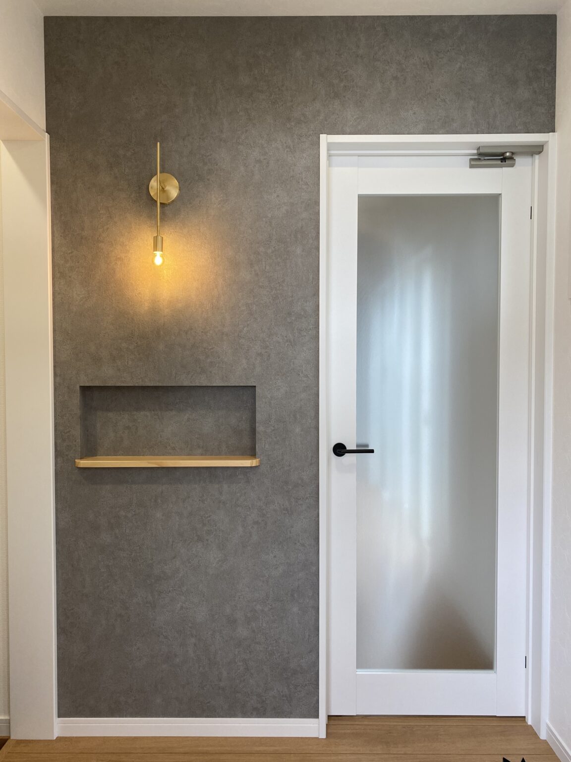 ただいまを優しく迎える。温かな光が灯るニッチとウォールライト - さくらのいえ｜大分県のローコスト住宅専門店（日田市・福岡県うきは市・朝倉市）